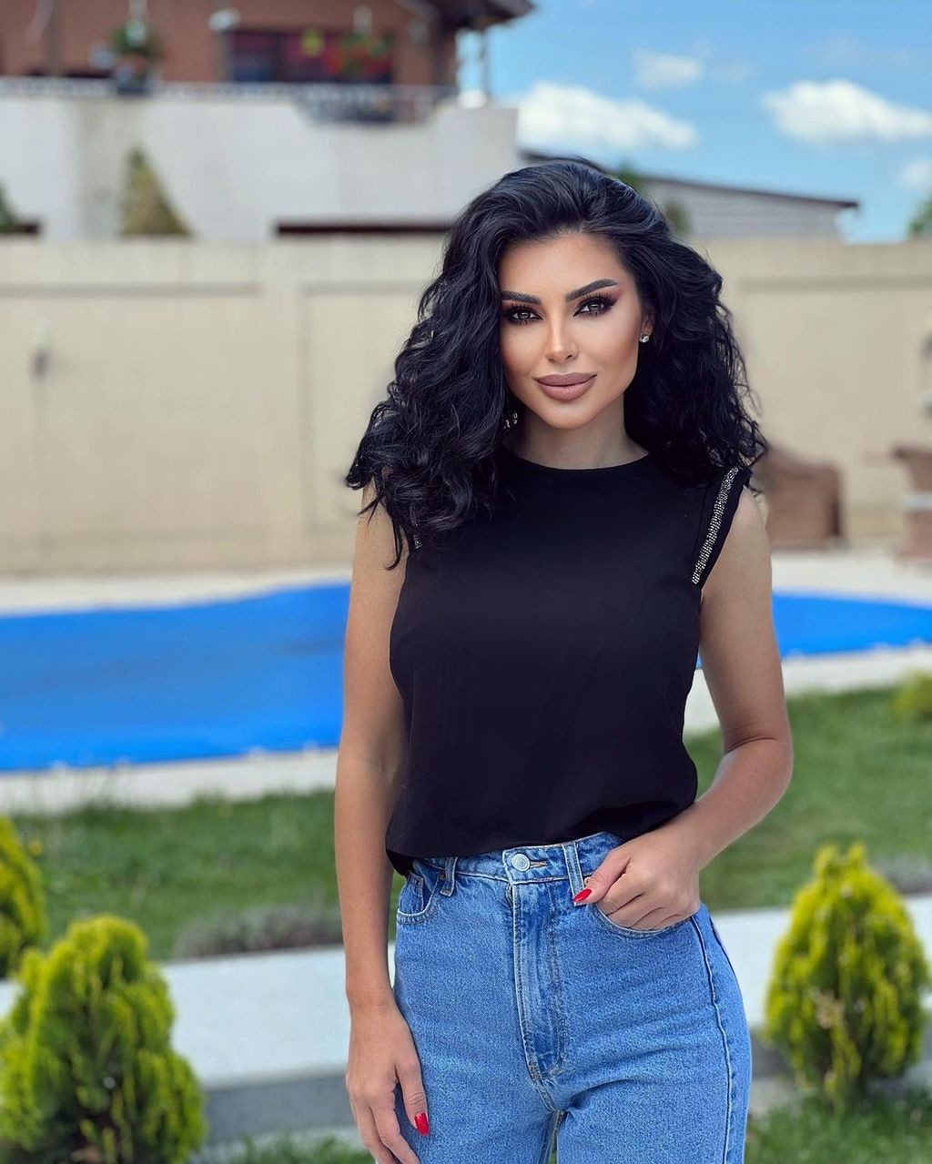 35 y.o. Raluca from Bucharest, Romania - Brown eyes, Black Hair - ID ...